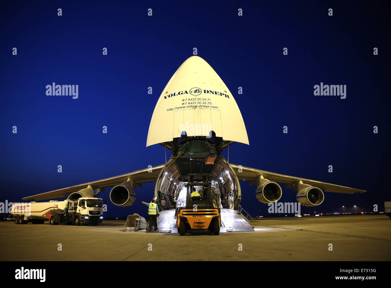 Antonov an 124 loading hi-res stock photography and images - Alamy