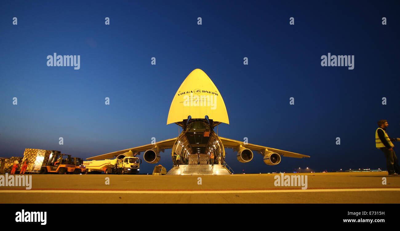 Antonov an 124 loading hi-res stock photography and images - Alamy