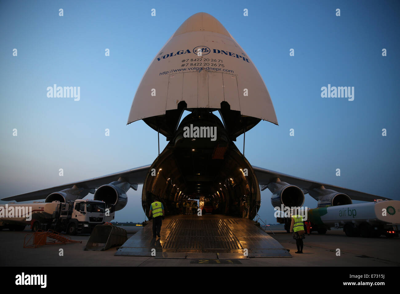 Antonov an 124 loading hi-res stock photography and images - Alamy