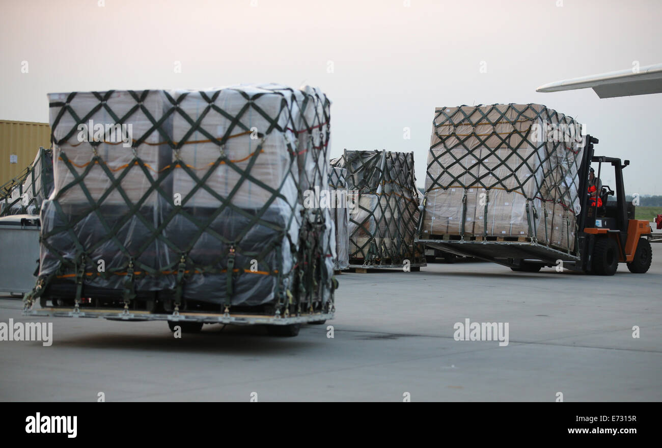 Antonov an 124 loading hi-res stock photography and images - Alamy