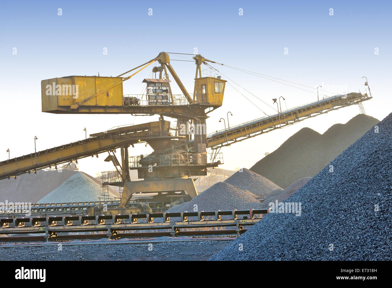 crane loading coal Stock Photo - Alamy
