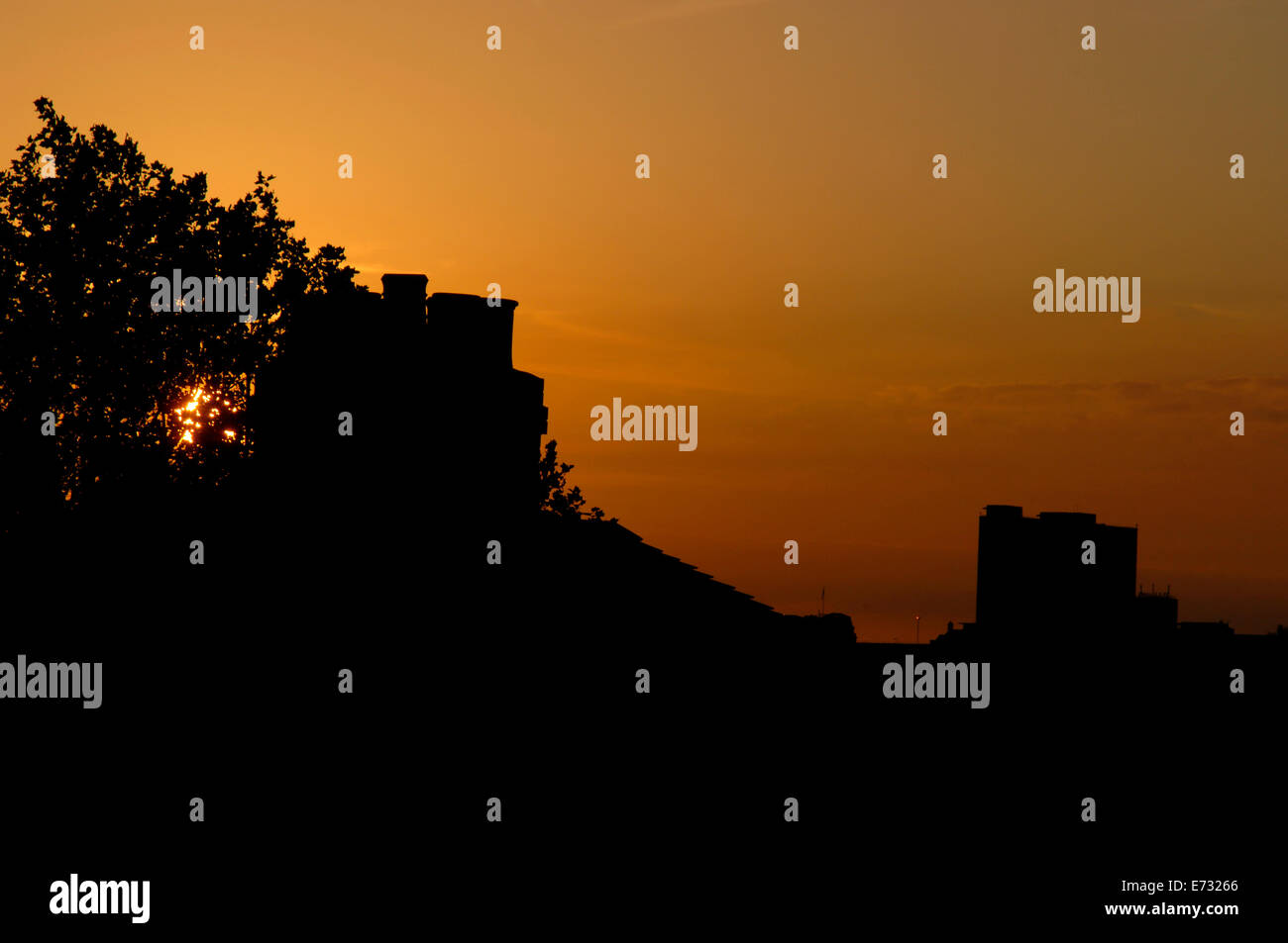 Sunset behind buildings hi-res stock photography and images - Alamy