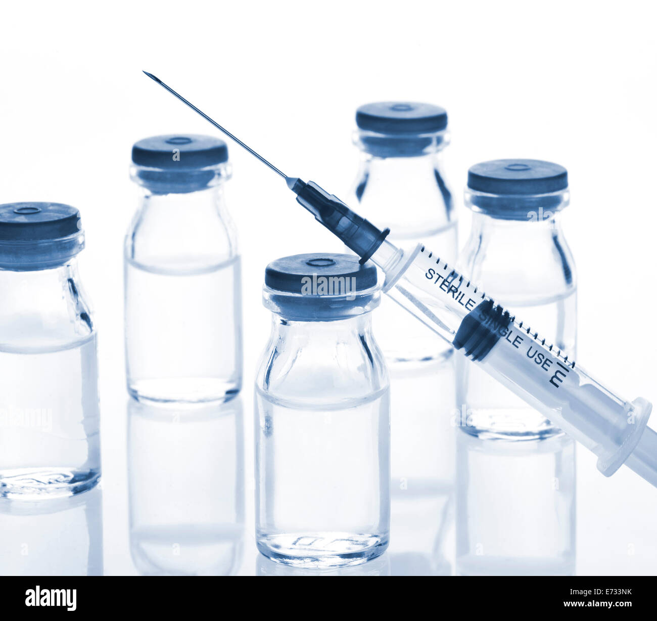 Glass Medicine Vials with liquid and Syringe Stock Photo - Alamy