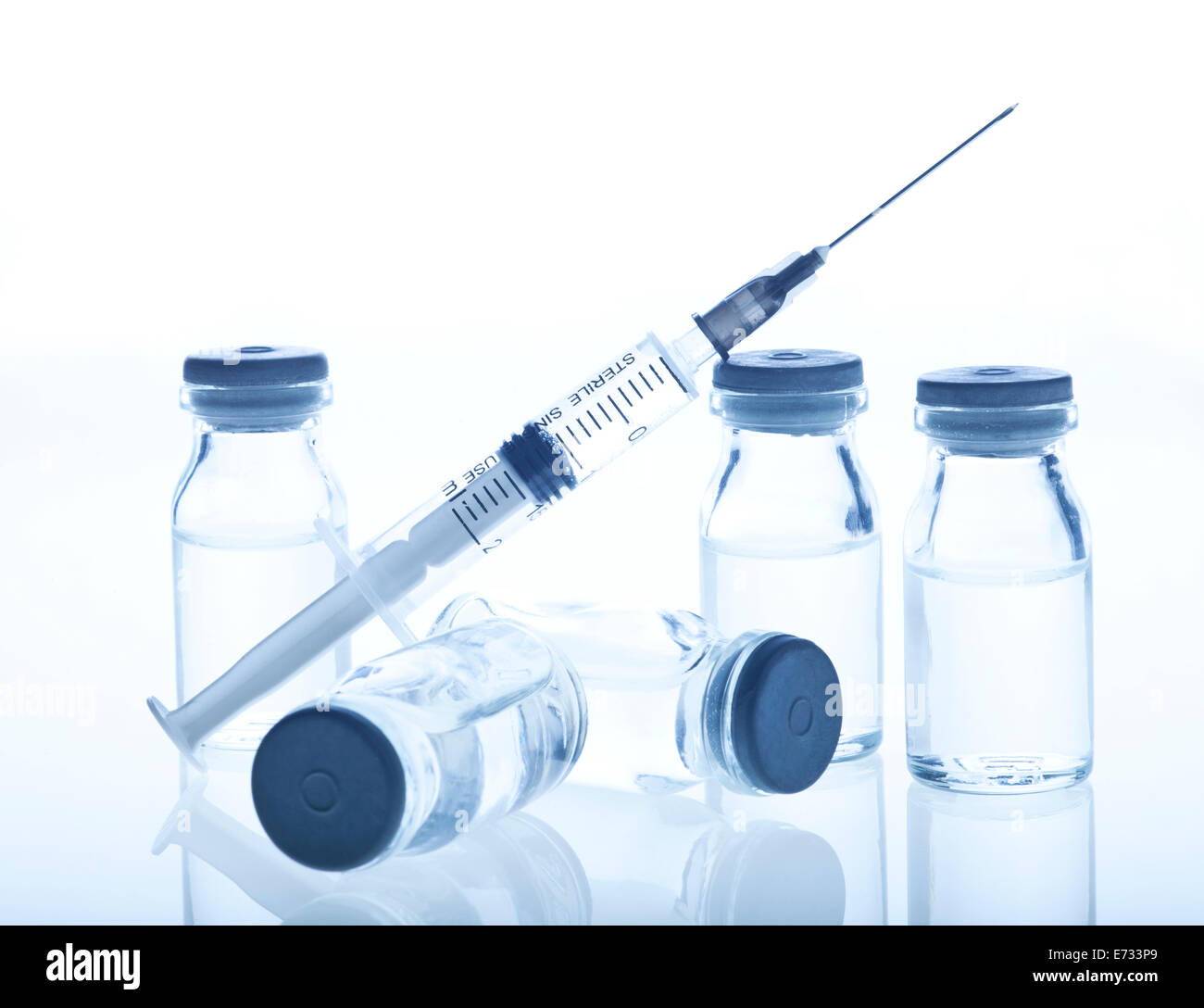 Glass Medicine Vials with liquid and Syringe Stock Photo - Alamy