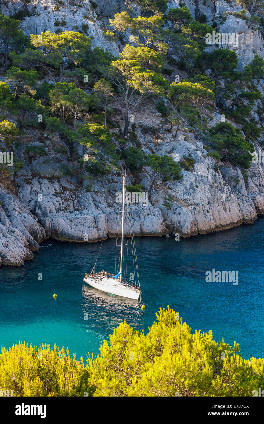 Calanques of Port Pin with boat, Cassis, France Stock Photo - Alamy