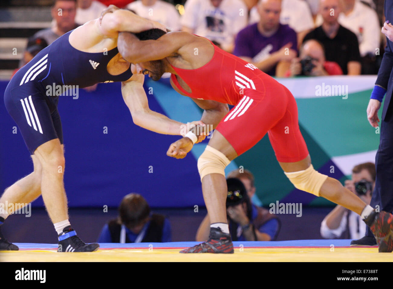 Yogeshwar Dutt of India (red) v Alex Gladkov of Scotland (Blue) in the ...