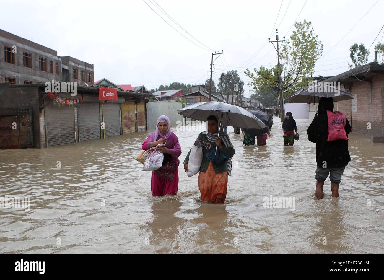 Srinagar, Indian-controlled Kashmir. 5th Sep, 2014. Kashmiri residents ...