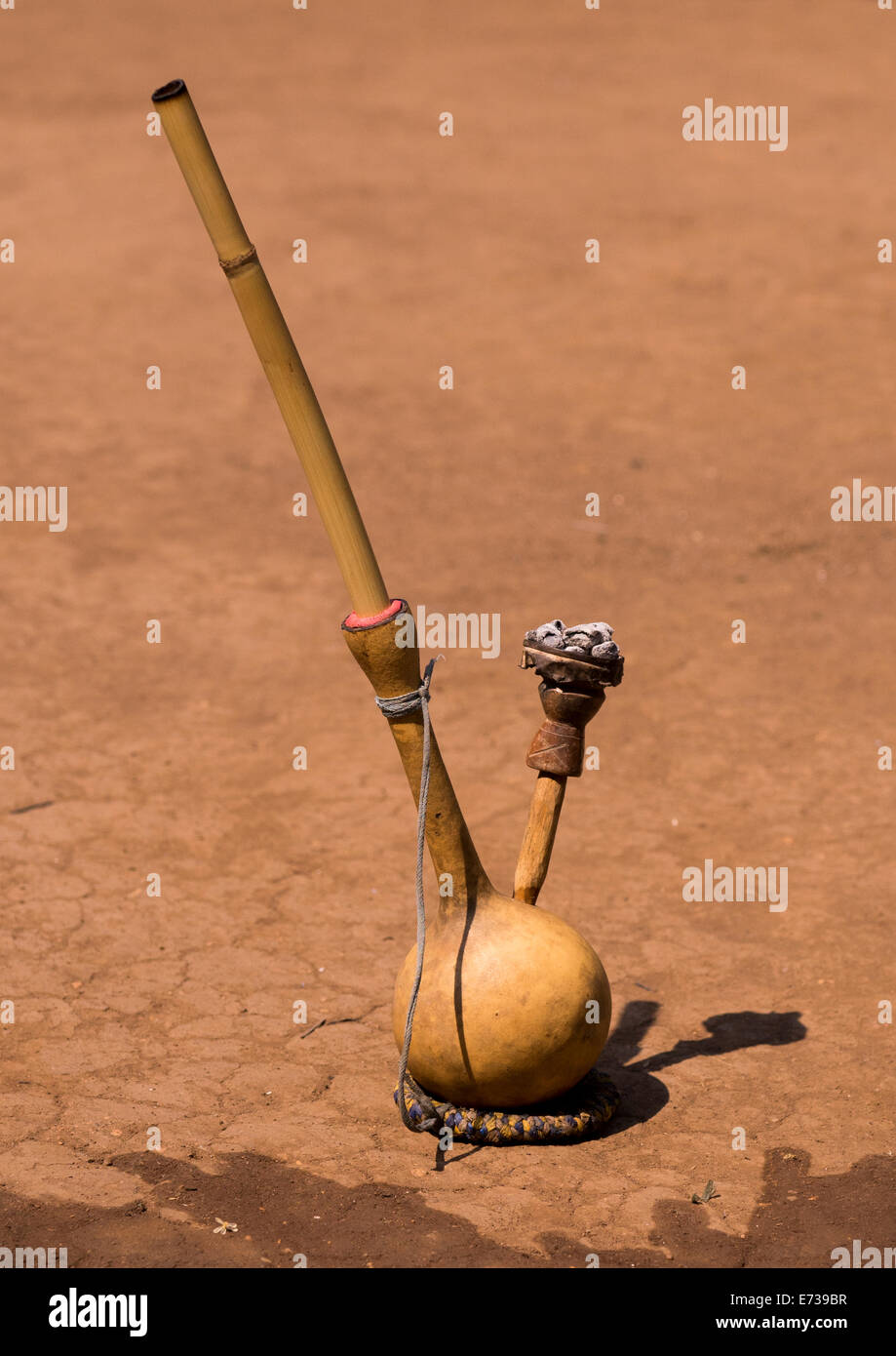 Anuak Tribe Traditional Waterpipe, Gambela, Ethiopia Stock Photo - Alamy
