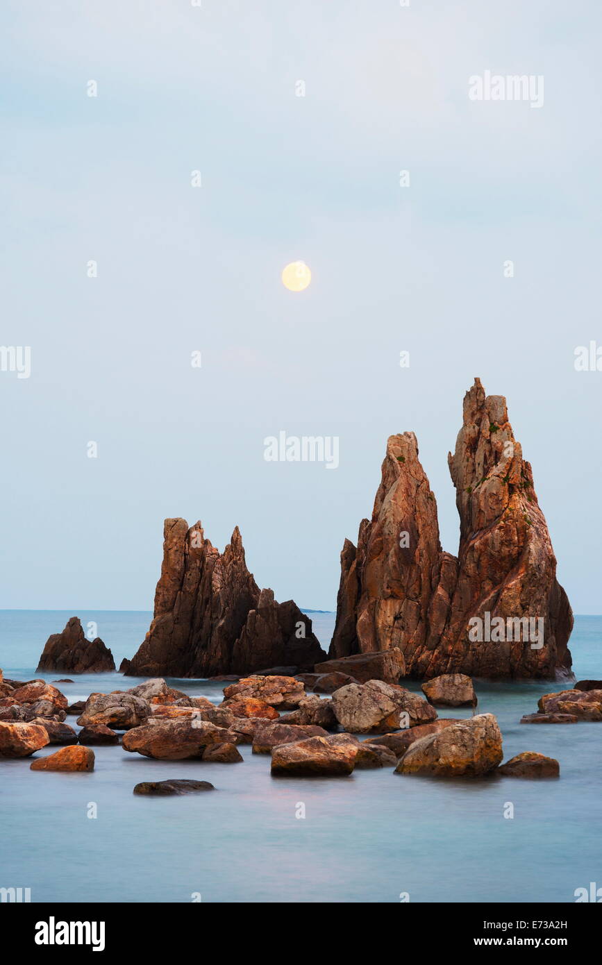 Moon rising over water hi-res stock photography and images - Alamy