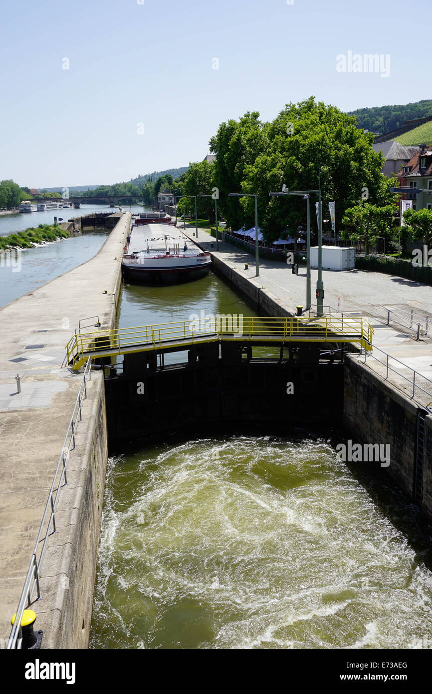Ship in lock hi-res stock photography and images - Alamy