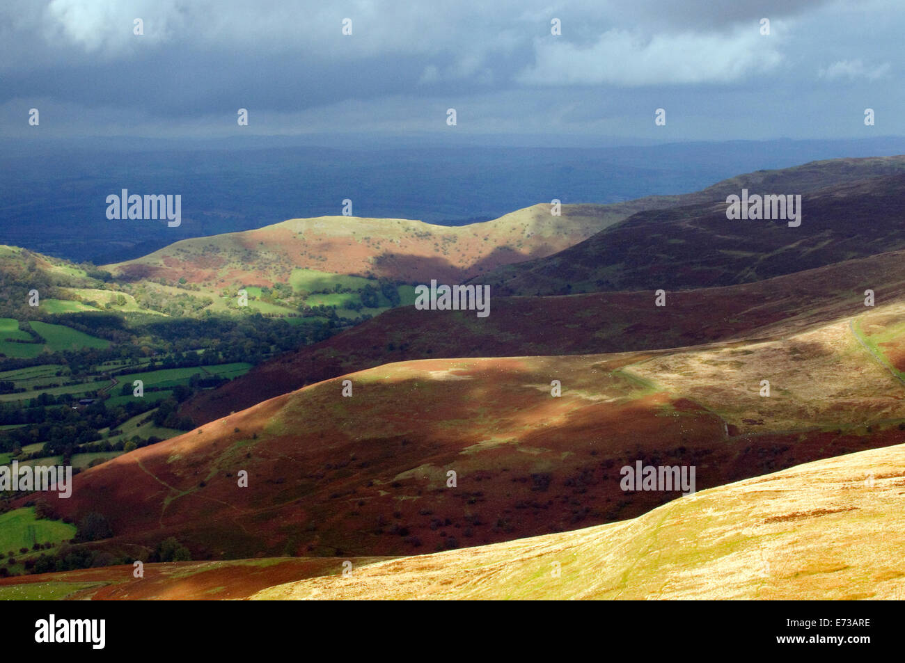 Green undulating hills hi-res stock photography and images - Alamy