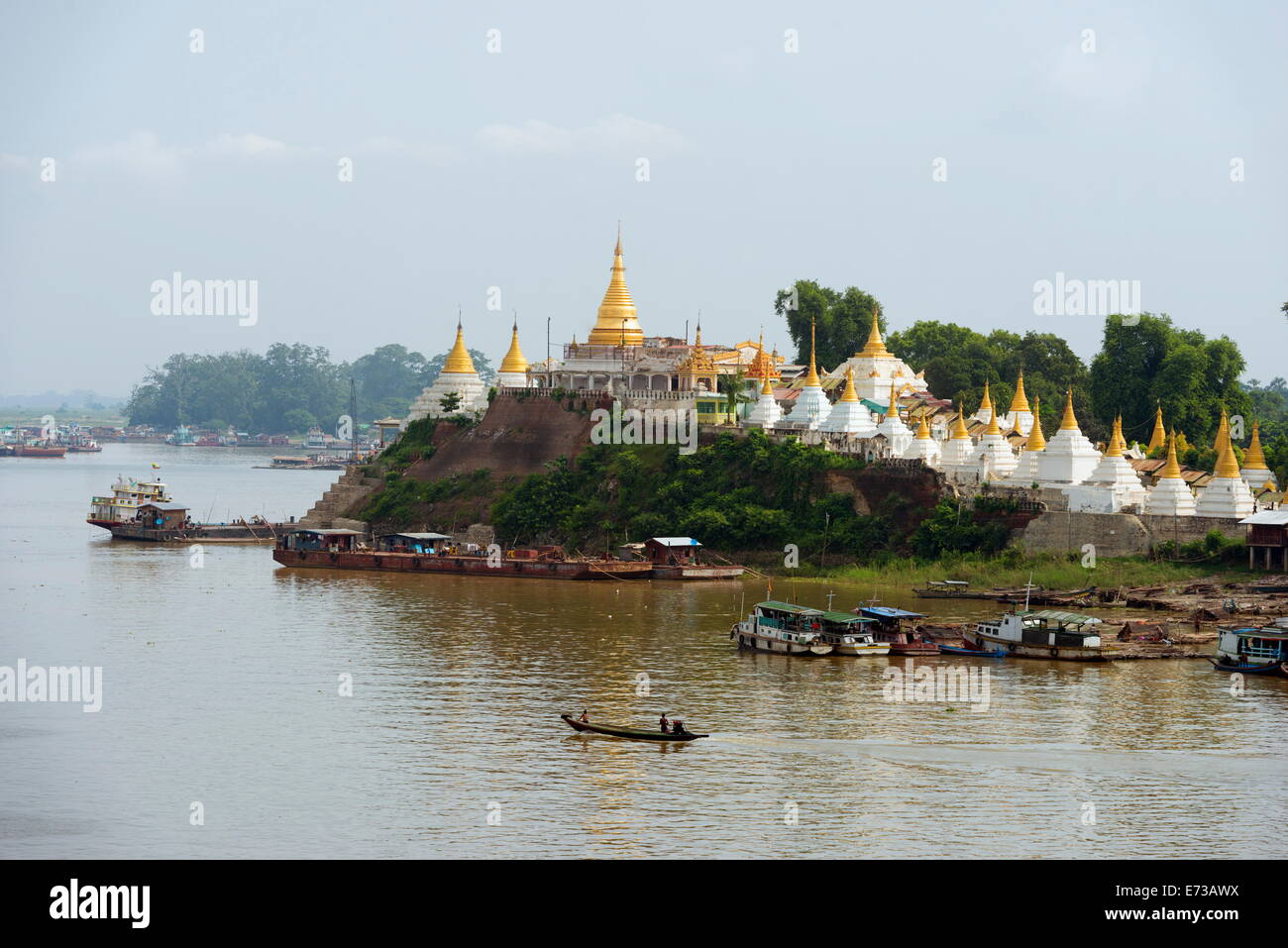 Shwe Kyet Yet temple and Ayeyarwady (Irrawaddy) River, Mandalay Stock ...