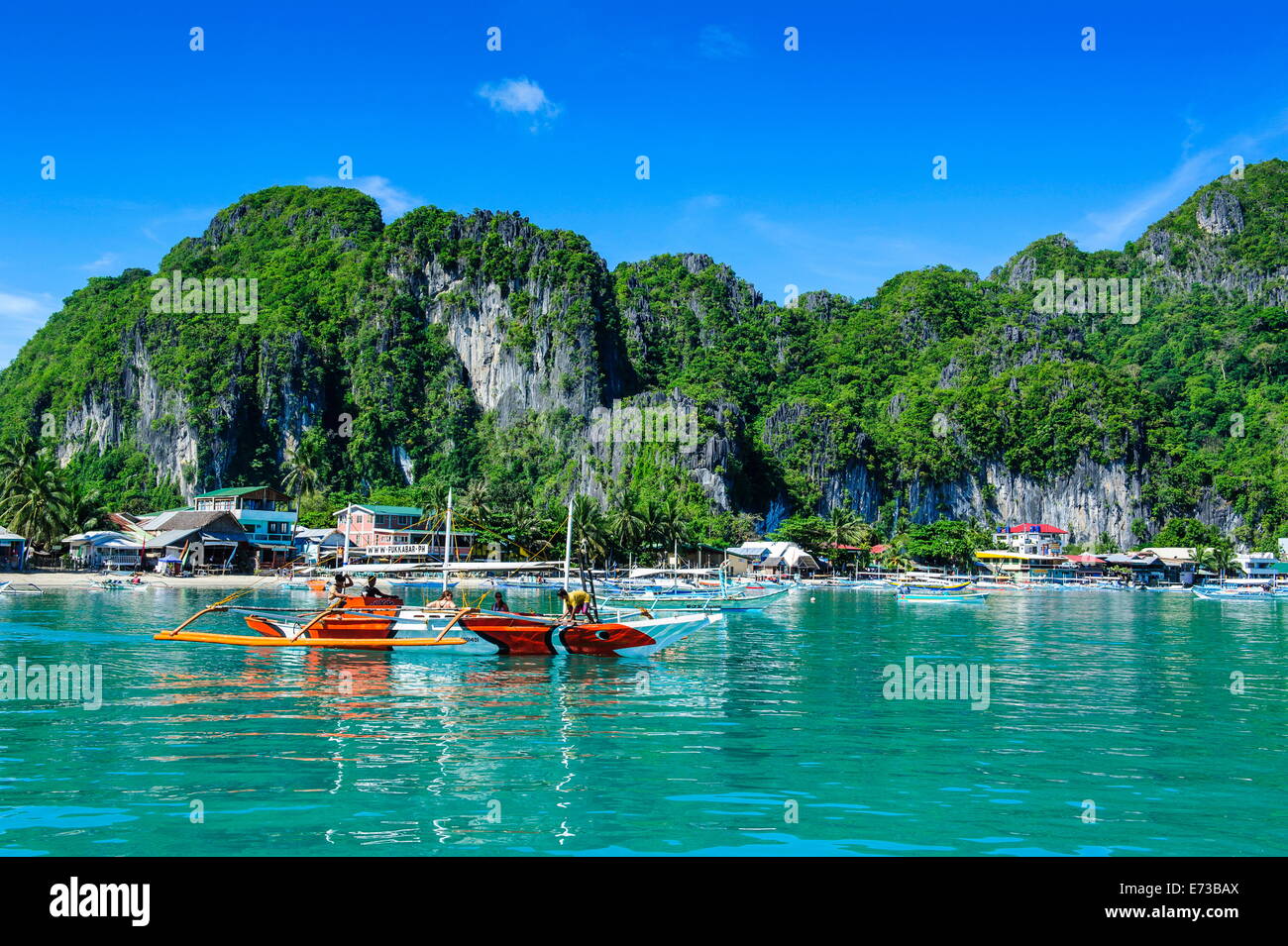The bay of El Nido with outrigger boats, Bacuit Archipelago, Palawan ...