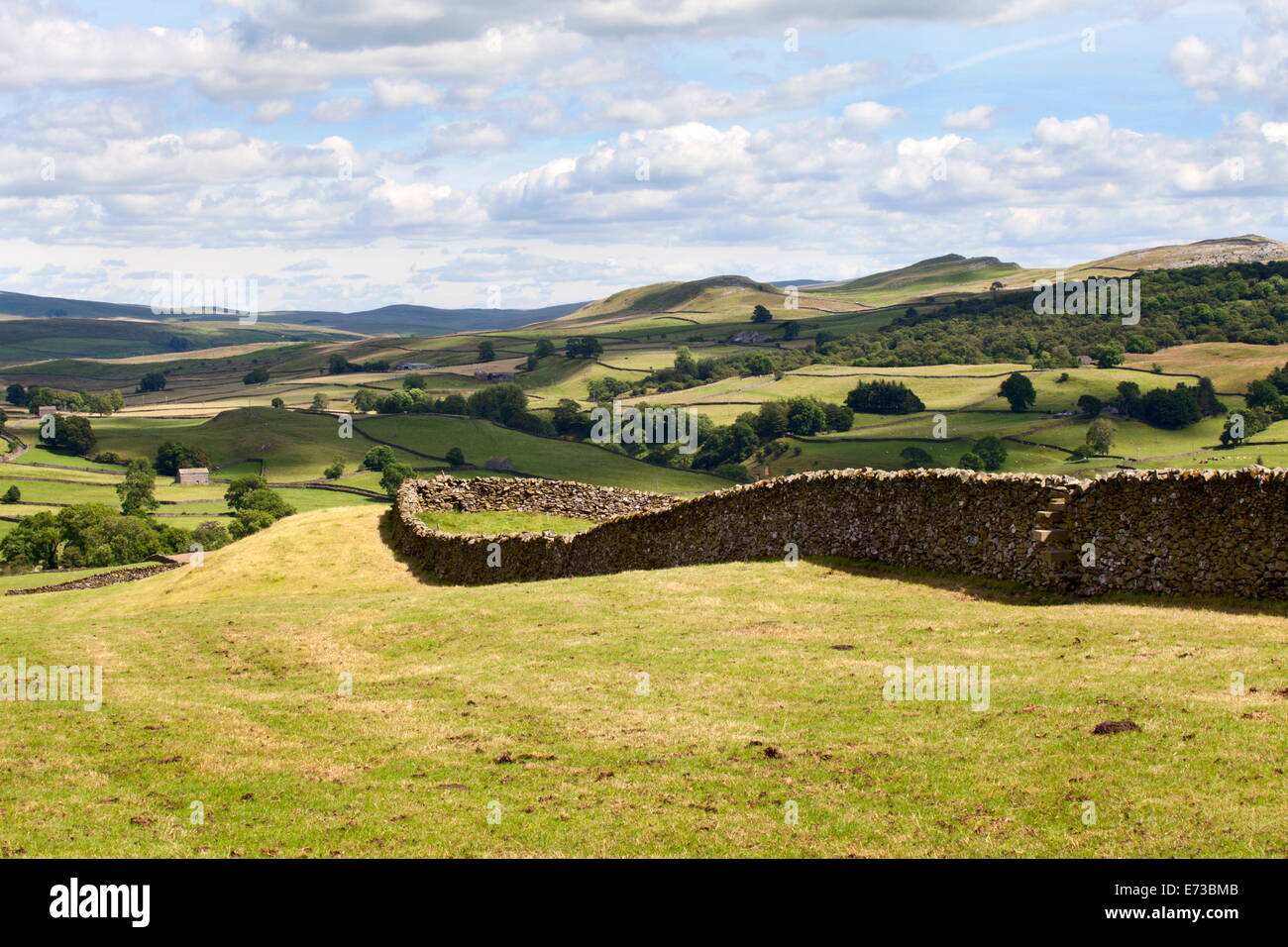 Crummack Dale from Crummack Lane near Austwick, Yorkshire Dales ...