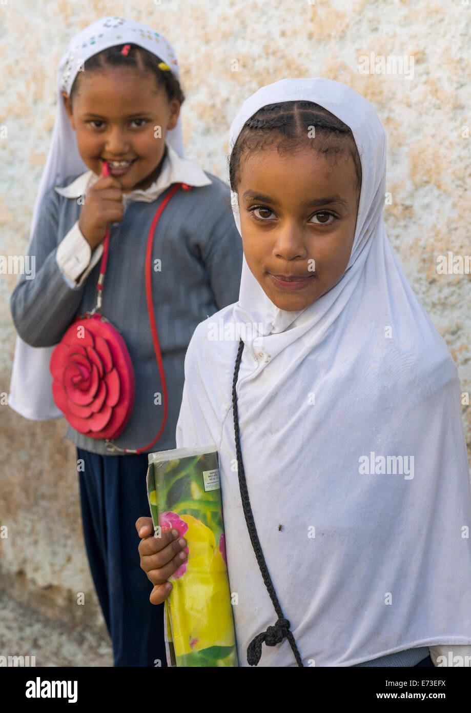 Muslim girls in white clothing hi-res stock photography and images - Alamy