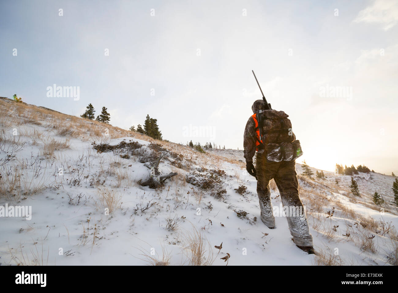 Male hunter in camouflage hi-res stock photography and images - Alamy