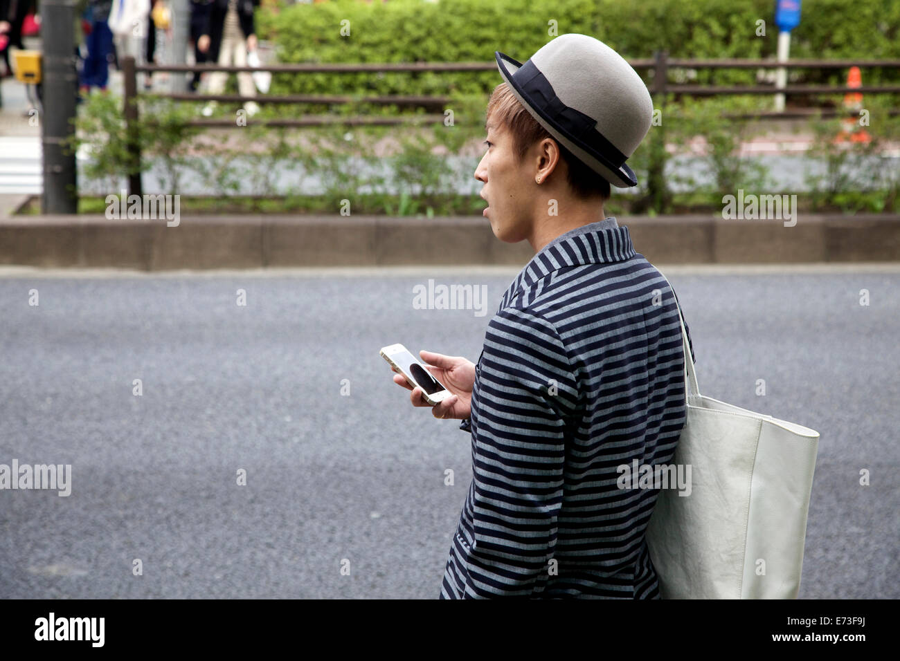 Trendy young Japanese man with mobile phone. Omote-sando, Harajuku area ...