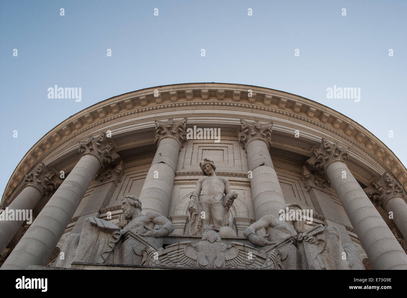 Semi circle statues hi-res stock photography and images - Alamy