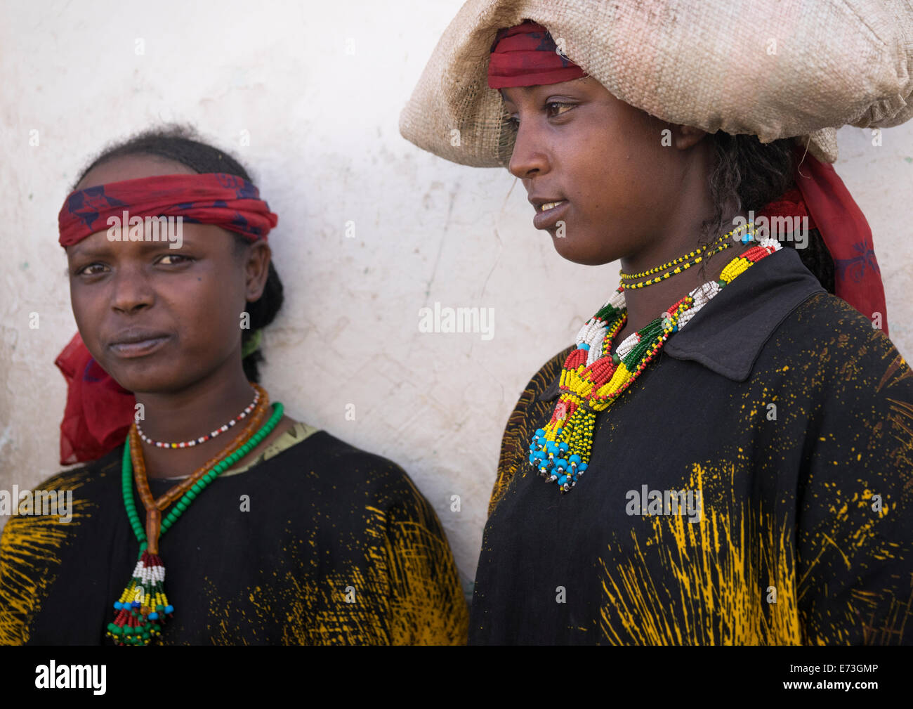 Harari Women In Traditional Costume, Harar, Ethiopia Stock Photo - Alamy