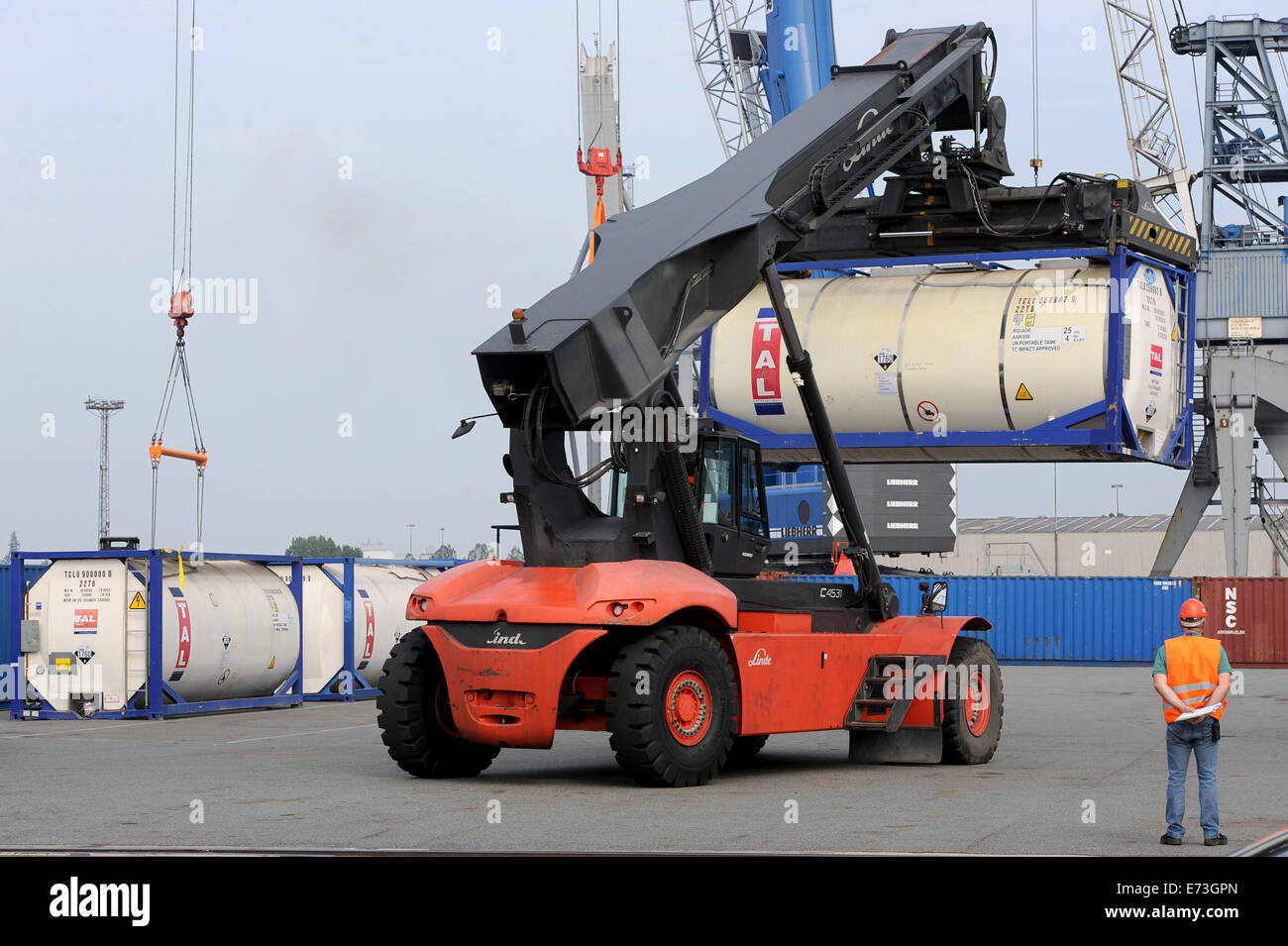 Neustaedter Hafen, Bremen, Germany. 5th Sep, 2014. Workers offload ...
