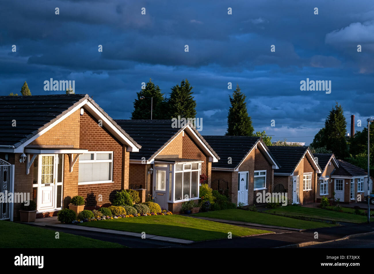 Row of houses on a street hi-res stock photography and images - Alamy