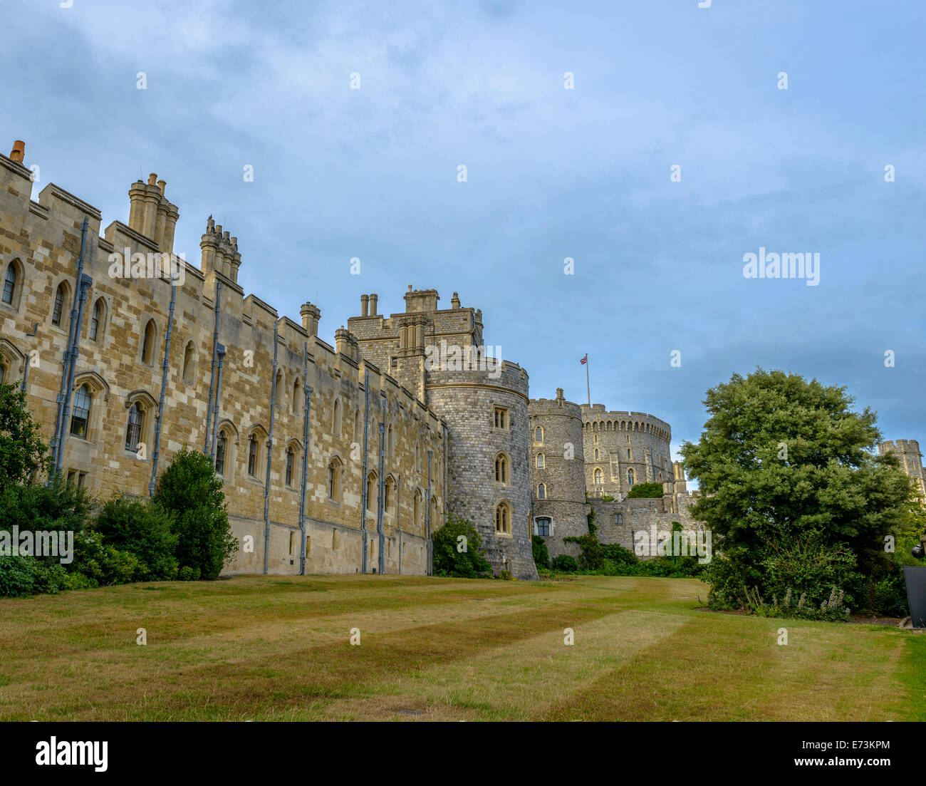 Windsor castle exterior hi-res stock photography and images - Alamy