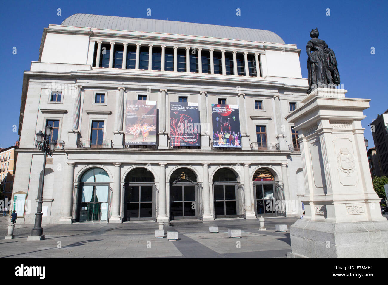 Spain, Madrid, Statue of Isabel II in front of the Teatro Real Stock ...