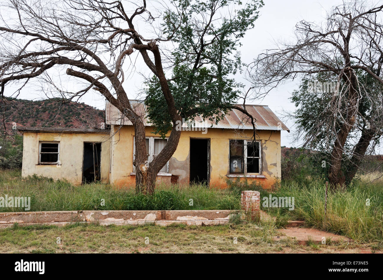 Abandoned and run-down house Stock Photo - Alamy