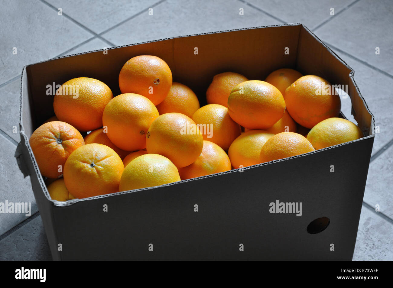 Box of oranges Stock Photo - Alamy