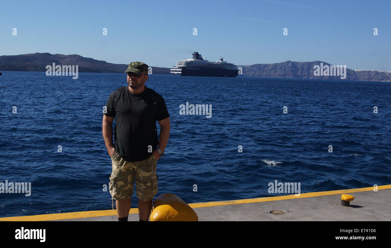 Santorini harbor ferry boats hi-res stock photography and images - Alamy
