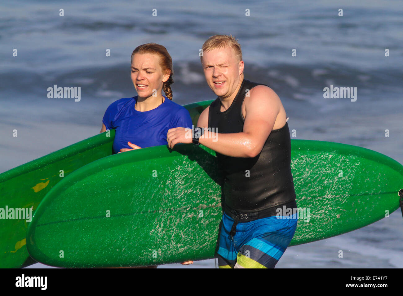 Happy surfer couple Stock Photo - Alamy