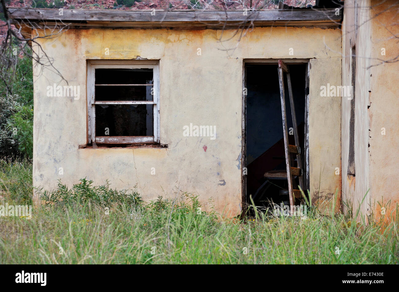 Abandoned and run-down house Stock Photo - Alamy