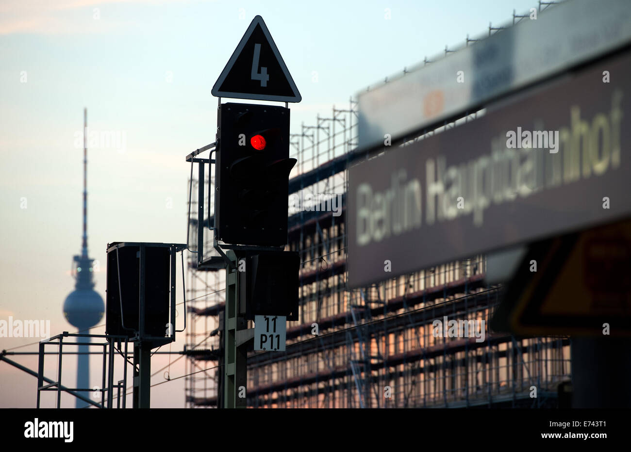 Drivers signal hi-res stock photography and images - Alamy