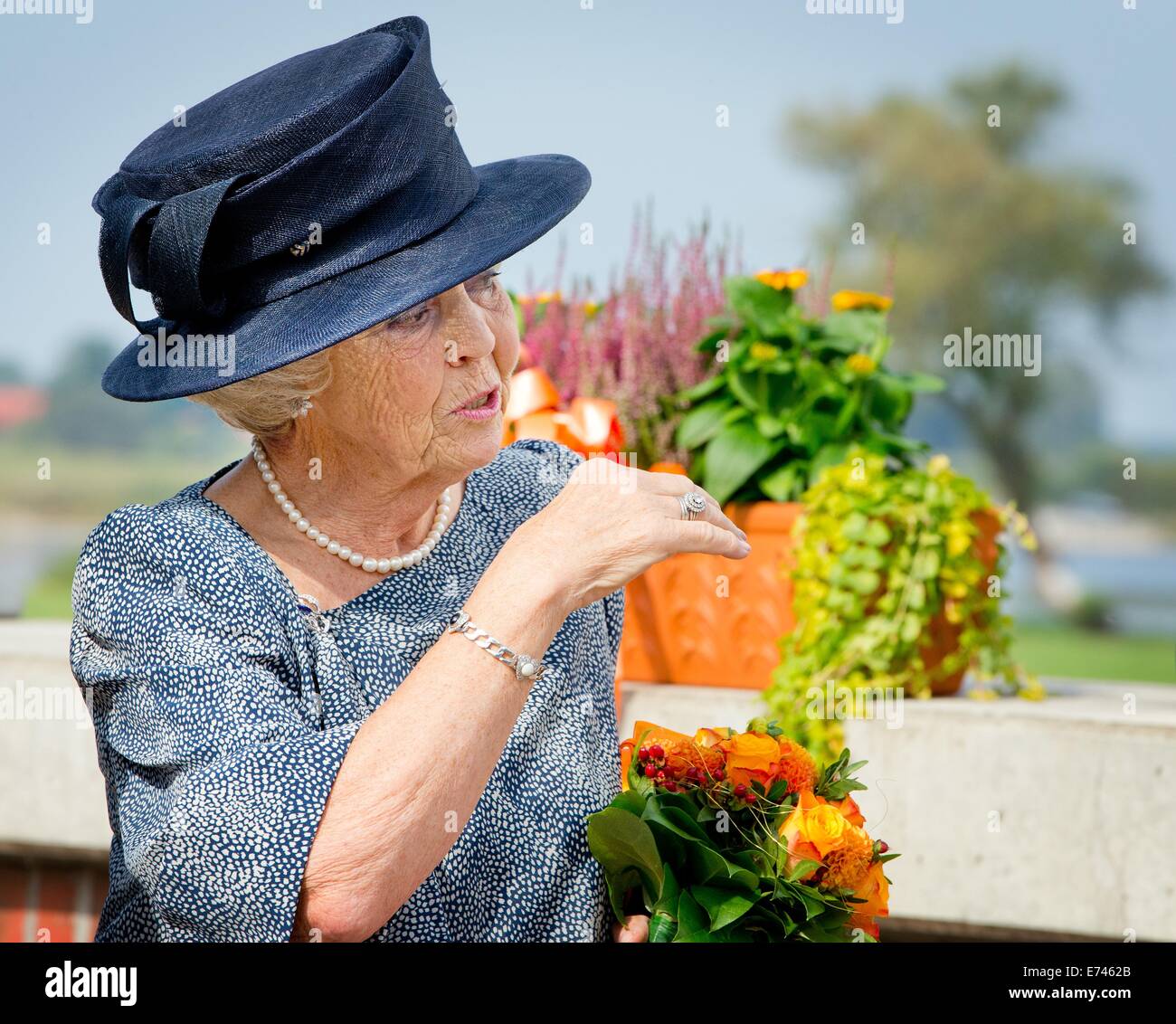Princess beatrix visits germany hi-res stock photography and images - Alamy