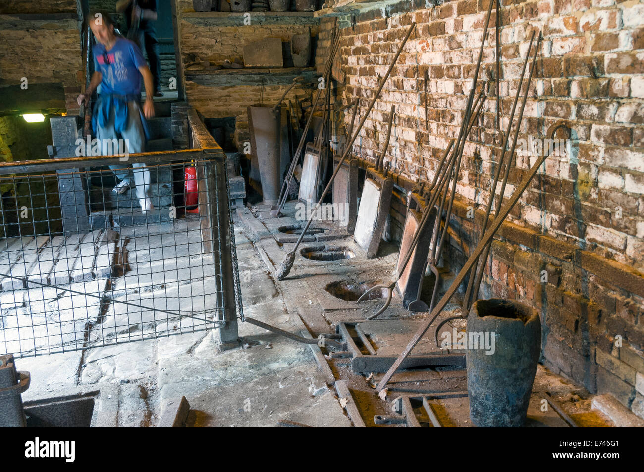 Crucible making hi-res stock photography and images - Alamy