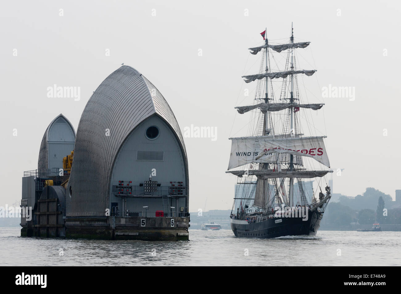 Square rigged sailing ship hi-res stock photography and images - Alamy