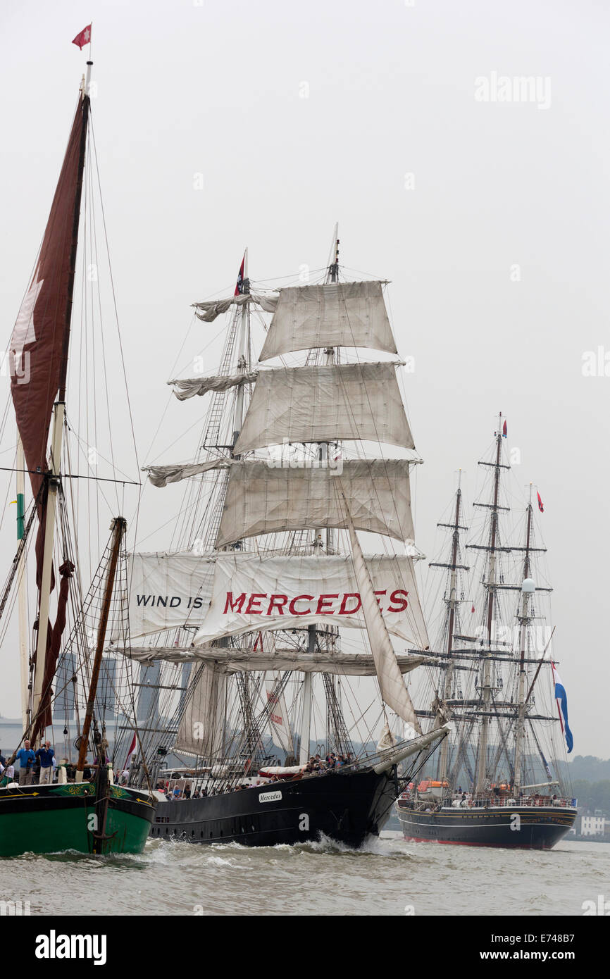 Two masted square rigged sailing ship hi-res stock photography and ...
