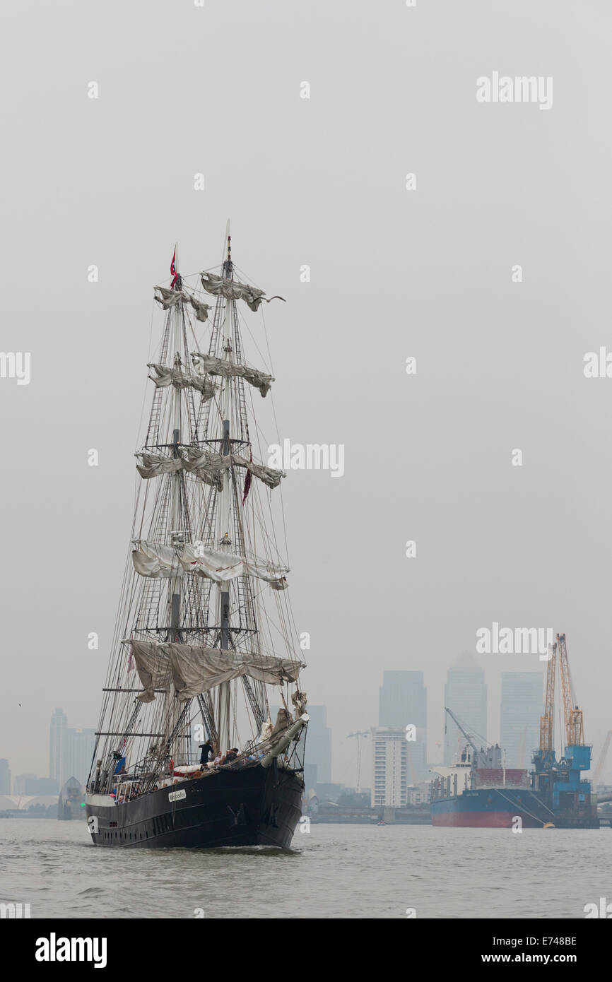 Two masted square rigged sailing ship hi-res stock photography and ...