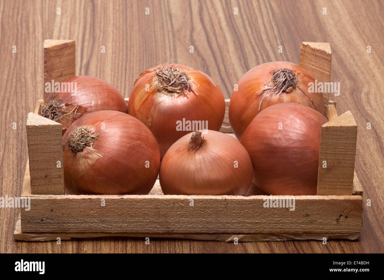 Group of onions in a wooden crate Stock Photo - Alamy