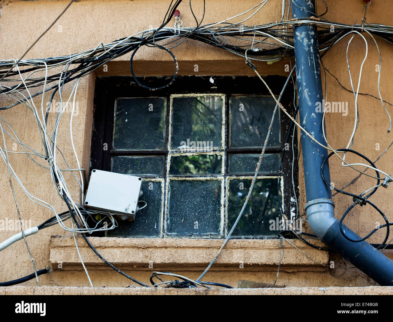 Messy wires hi-res stock photography and images - Alamy