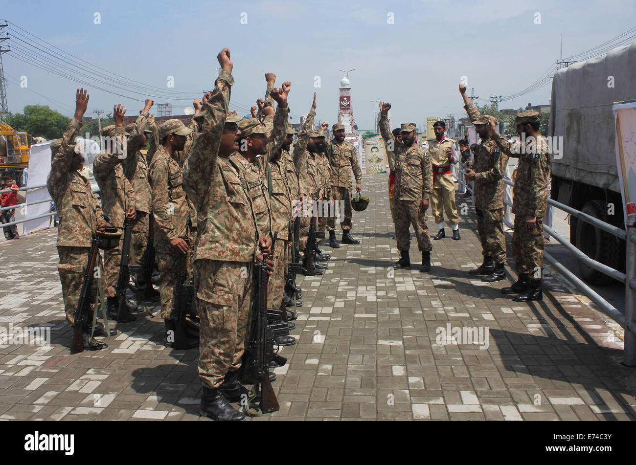 Lahore, Pakistan. 6th September, 2014. The Pakistan's Armed Forces pay ...
