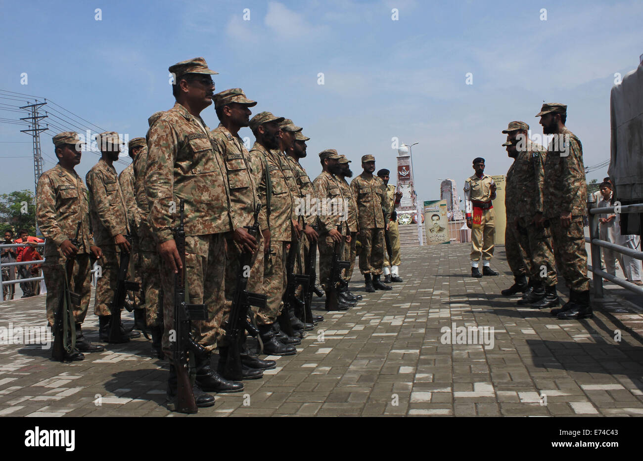 Lahore, Pakistan. 6th September, 2014. The Pakistan's Armed Forces pay ...