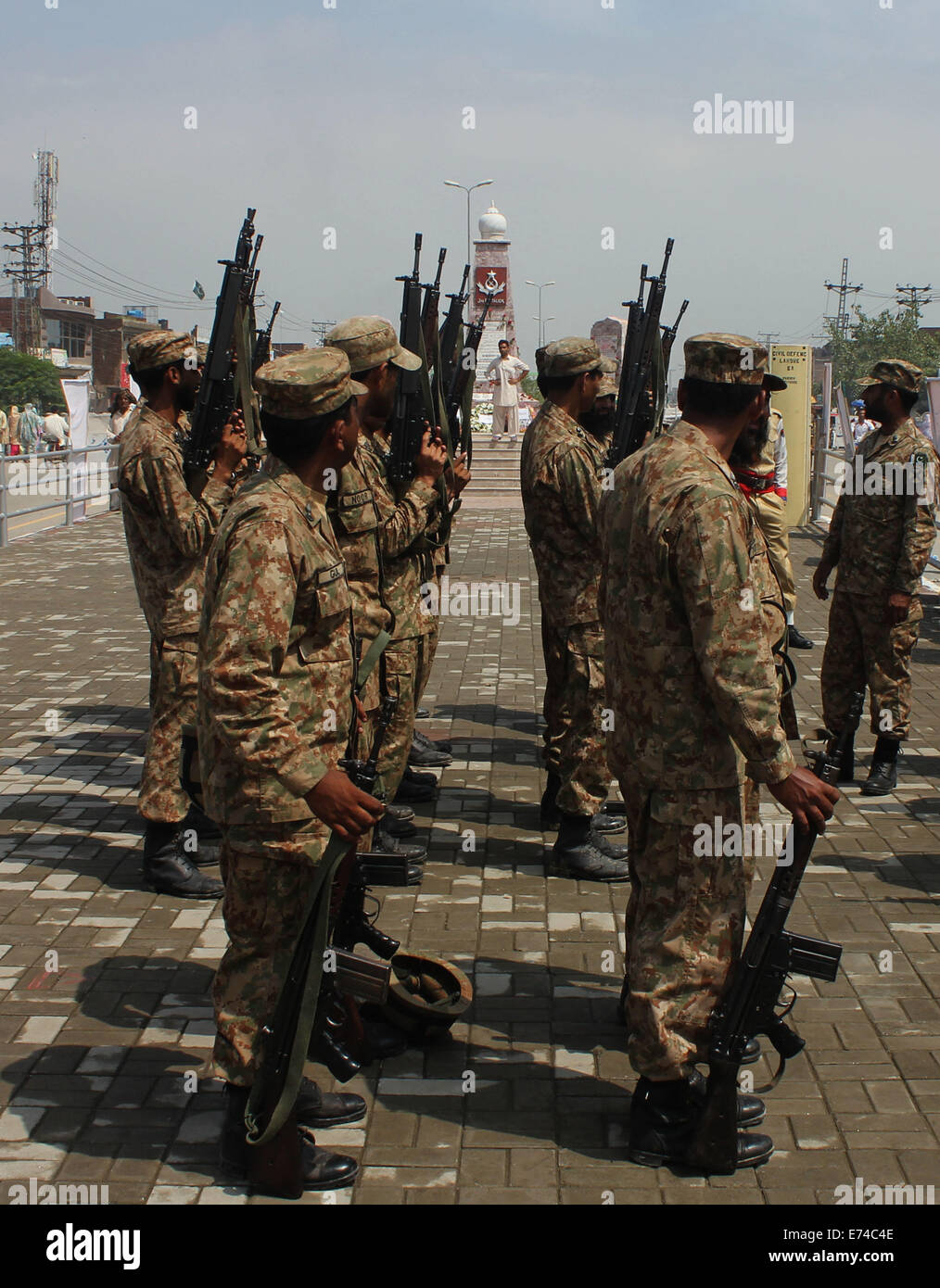 Lahore, Pakistan. 6th September, 2014. The Pakistan's Armed Forces pay ...