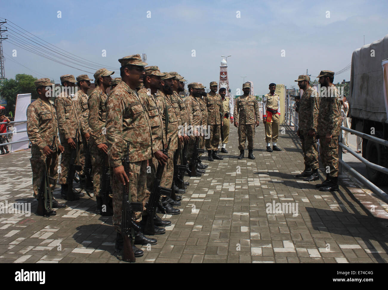 Lahore, Pakistan. 6th September, 2014. The Pakistan's Armed Forces pay ...