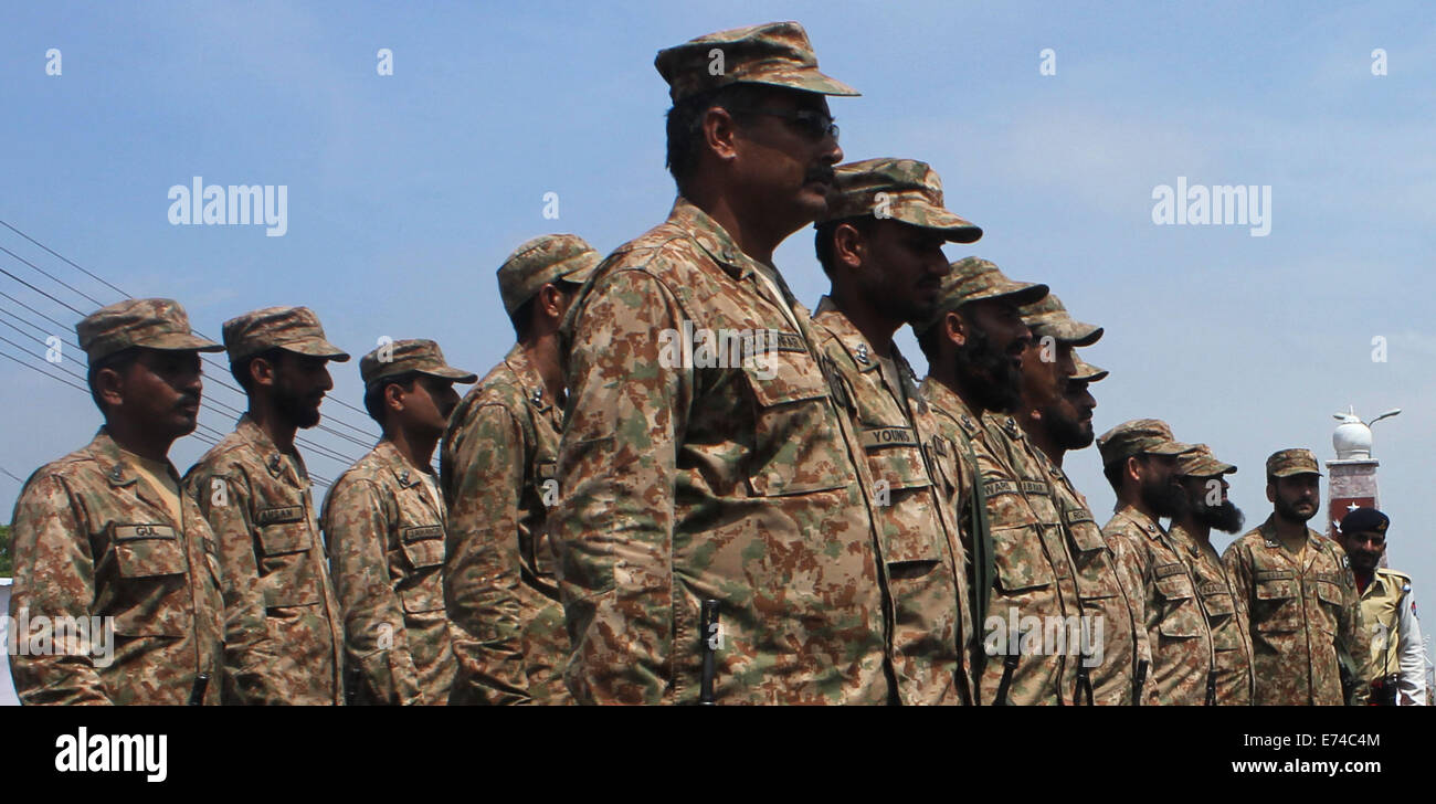 Lahore, Pakistan. 6th September, 2014. The Pakistan's Armed Forces pay ...