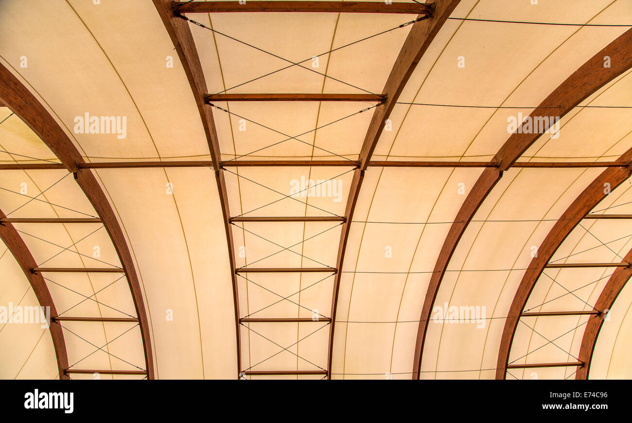 Curvy structure hi-res stock photography and images - Alamy