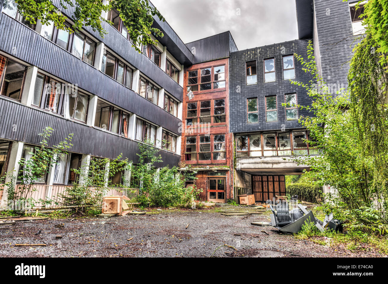 Abandoned and vandalized hospital Stock Photo - Alamy