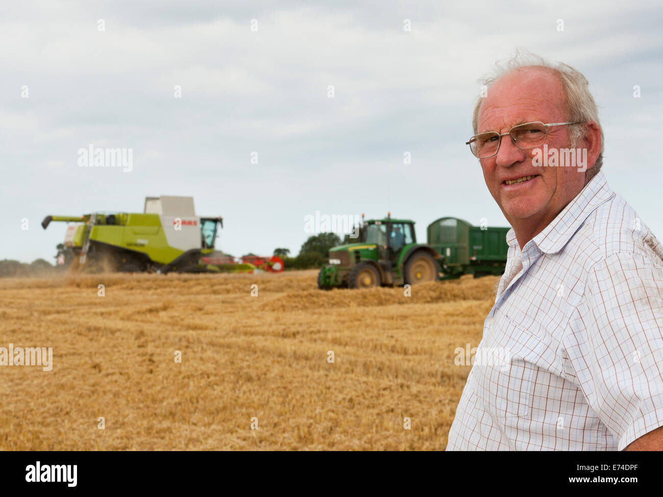 Harvester farmer farming hi-res stock photography and images - Alamy