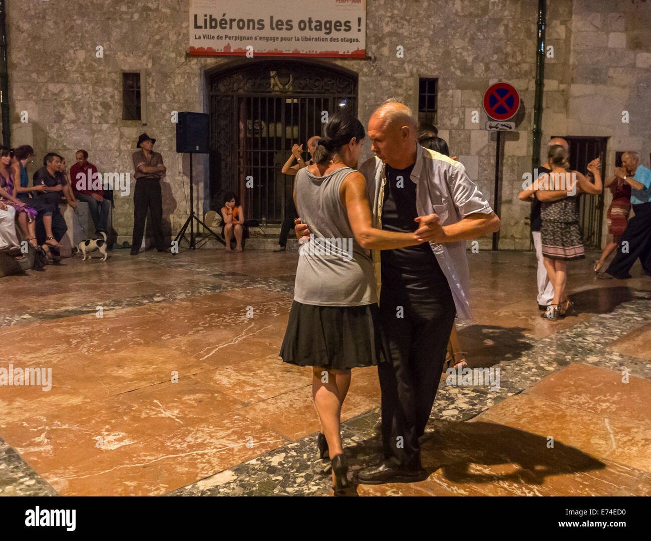Couples dancing town square hi-res stock photography and images - Alamy