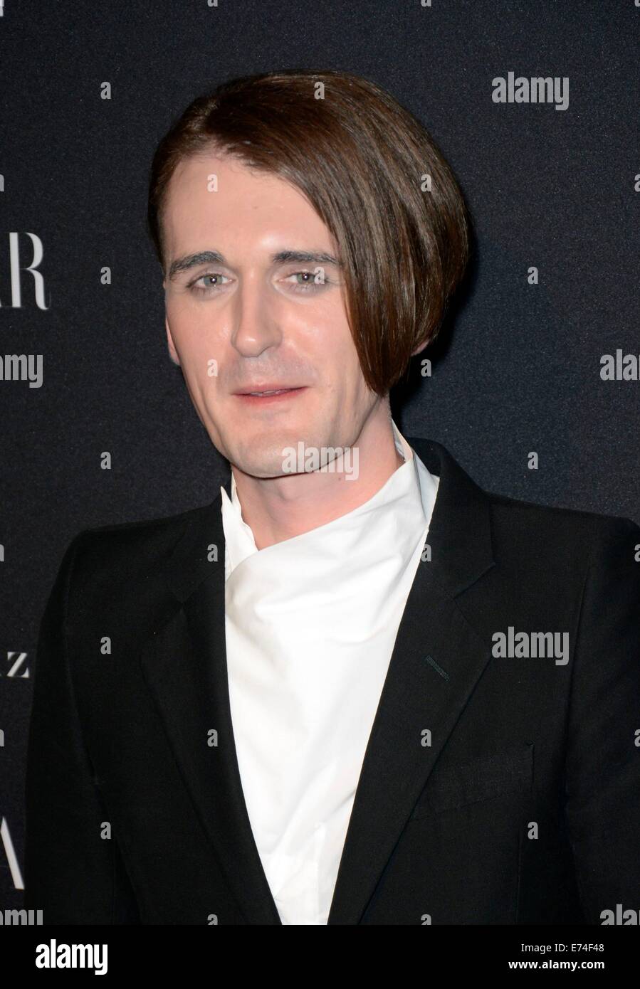 Gareth pugh red hi-res stock photography and images - Alamy